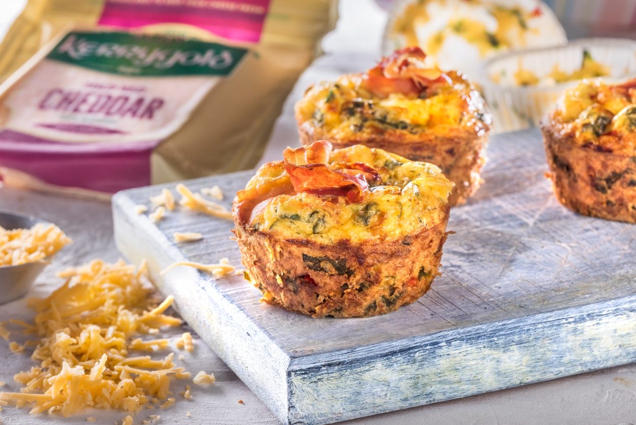 ΑΛΜΥΡΑ ΜΑΦΙΝ ΜΕ KERRYGOLD CHEDDAR, ΣΠΑΝΑΚΙ ΚΑΙ ΠΡΟΣΟΥΤΟ | Kerrygold Ελλάδα