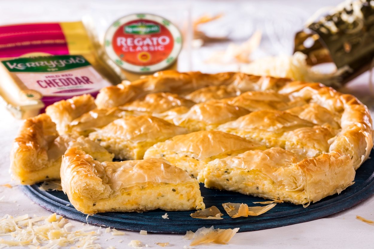 ΜΟΣΧΟΒΟΛΙΣΤΗ ΤΥΡΟΠΙΤΑ ΜΕ ΤΥΡΙΑ KERRYGOLD ΣΕ ΦΥΛΛΟ ΚΡΟΥΣΤΑΣ ΚΑΙ ΦΡΕΣΚΑ ...
