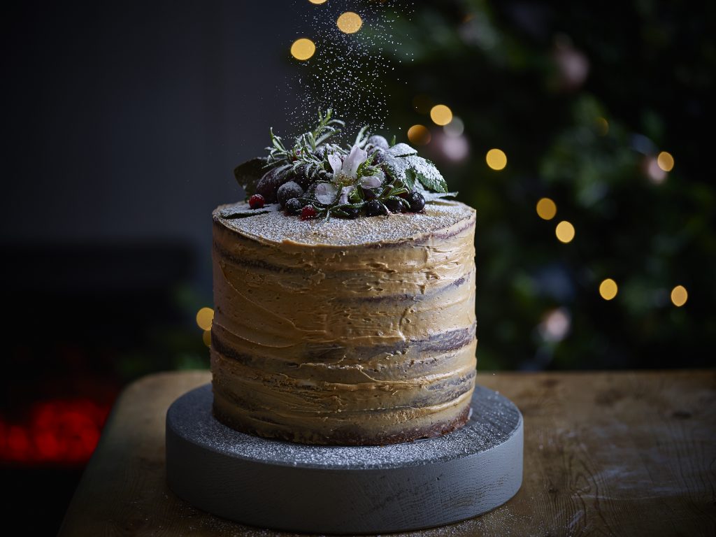 Gâteau festif à la citrouille et au gingembre avec son glaçage au ...